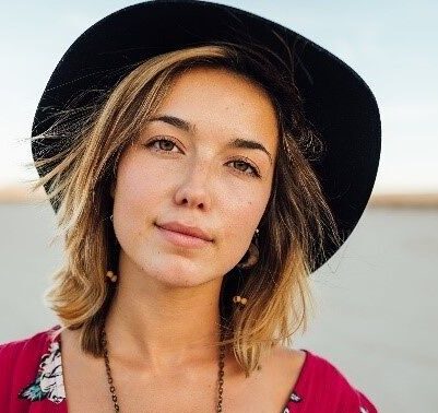 Hannah Grace (Author) Biography, Age, Husband, Face, Picture